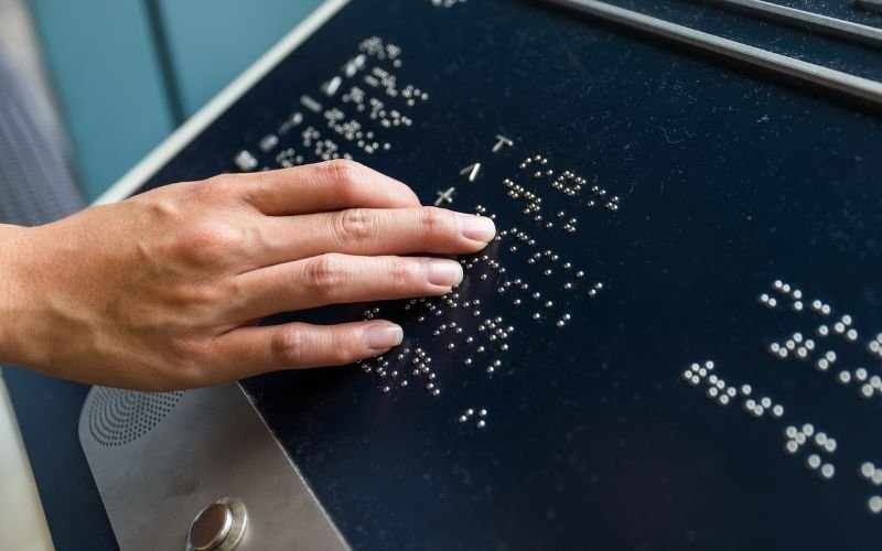 Световен ден на Брайловата азбука: Четене с пръсти | Paragraf.bg